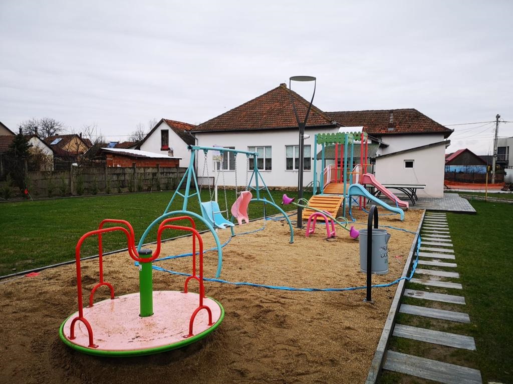 Parc nou în Cociuba Mare, finanțat prin campania „ Luna curățeniei în ... Parc nou în Cociuba Mare, finanțat prin campania „ Luna curățeniei în ...